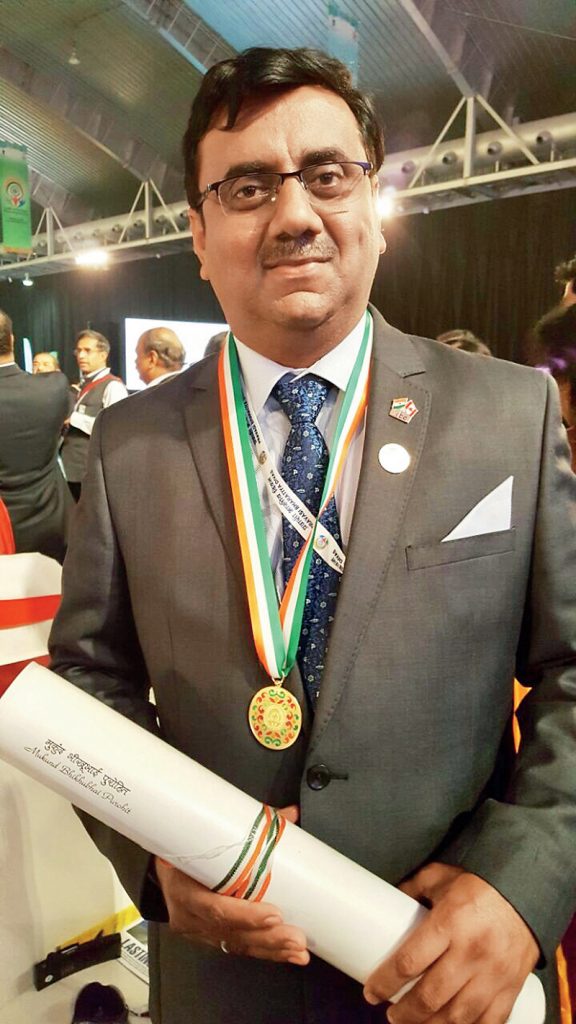 Mukund Bhikhubhai Purohit with Indian Prime Minister Modi - Moving to ...