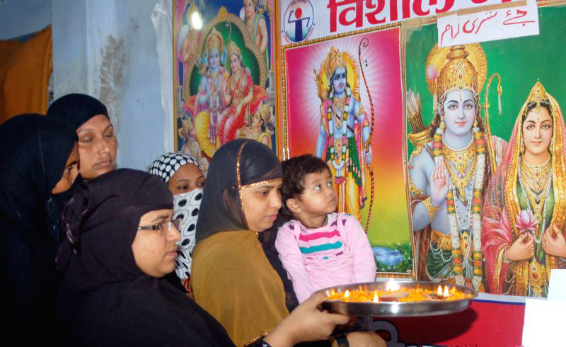 Hindu-Muslim harmony scenes as Muslim women perform Diwali aarti in ...