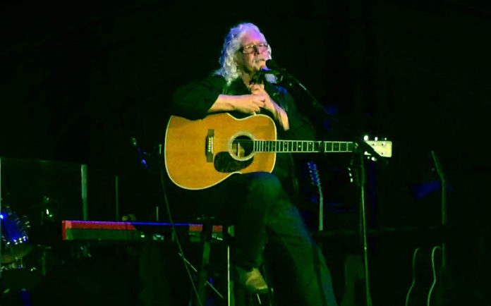 Arlo Guthrie recalls how he immersed wife’s ashes in Ganga | Moving to ...